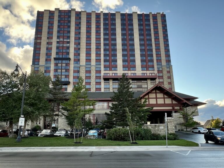 DoubleTree Fallsview Resort and Spa Review: A Gateway to Niagara Falls